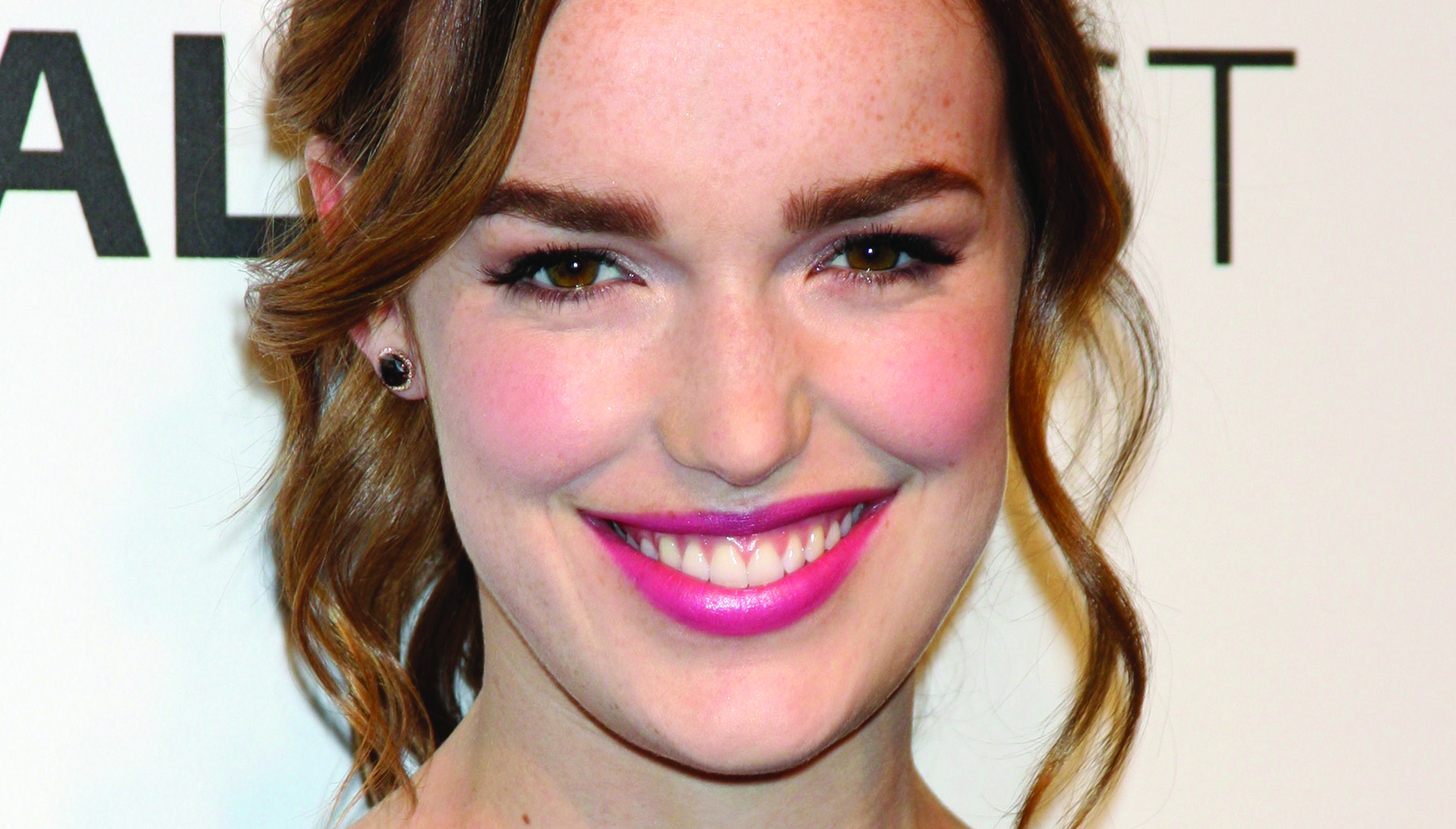 Elizabeth Henstridge on 1 Thing CDs and Actors Have in Common