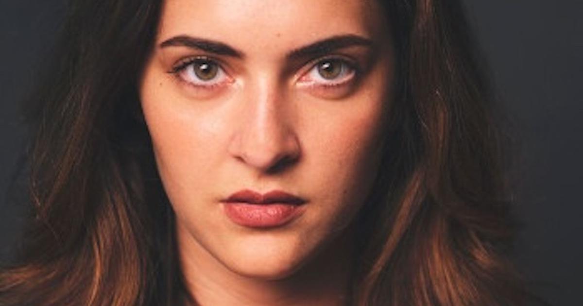 The Trick This Actor Uses to Make Her Backstage Profile Pop