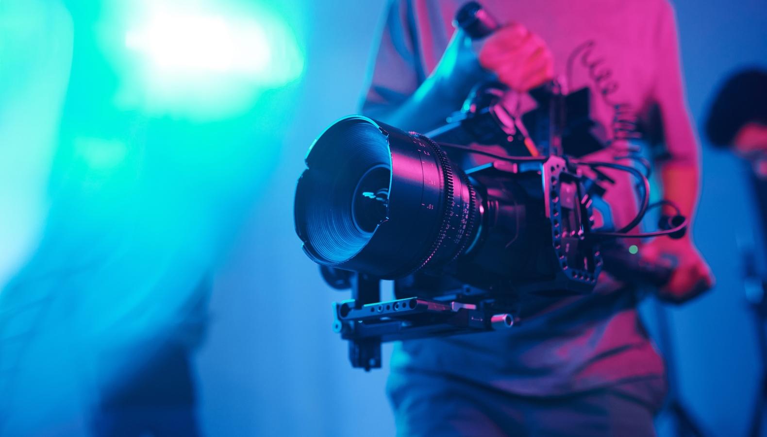 Medium Long Shot: Definition + Examples From Movies | Backstage