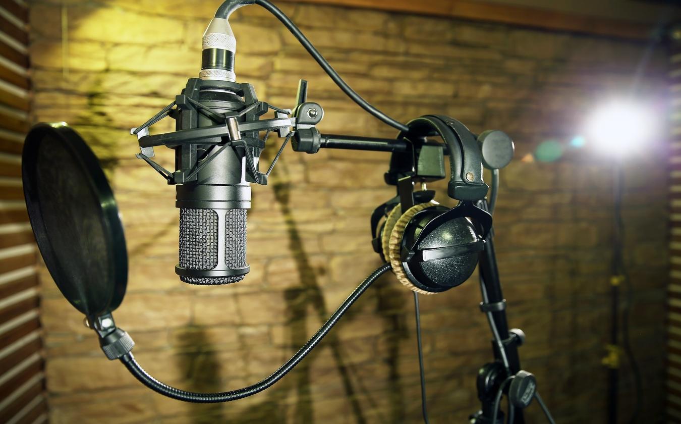 Tom Ellis Talks Playing Identical Twins on Netflix’s ‘Lucifer’