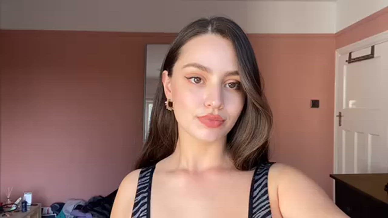 Molly Dee - Professional Profile, Photos on Mandy