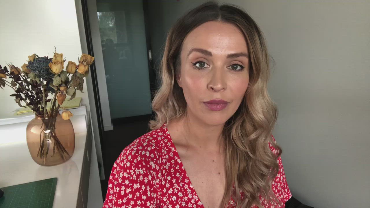 Lara Deam - Professional Profile, Photos on StarNow - Actor